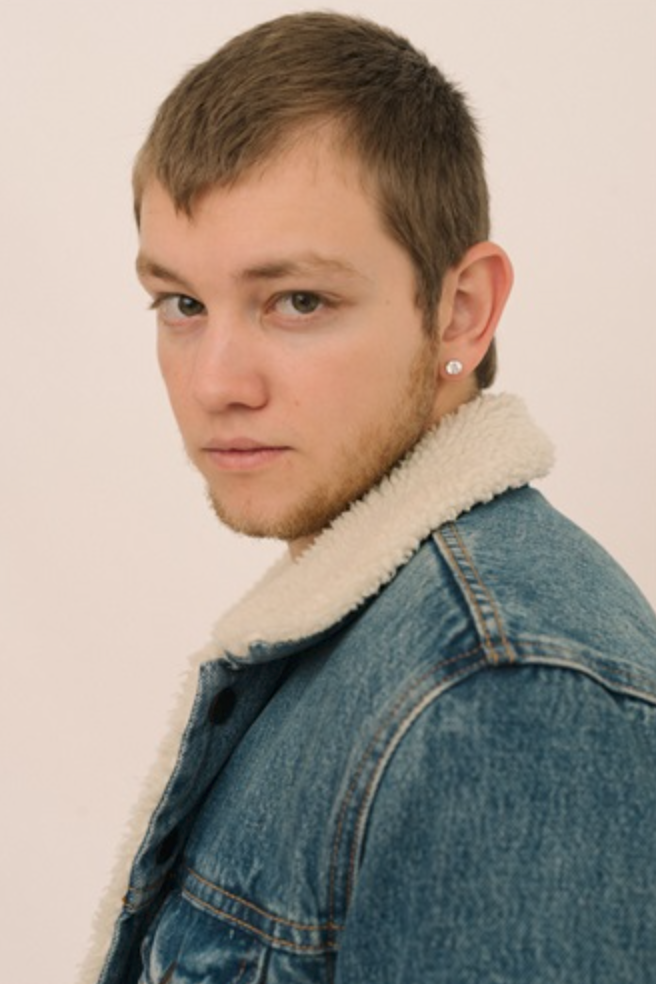 Interview d'Anthony Bajon, à l'affiche de Tu mérites un amour et Au nom ...